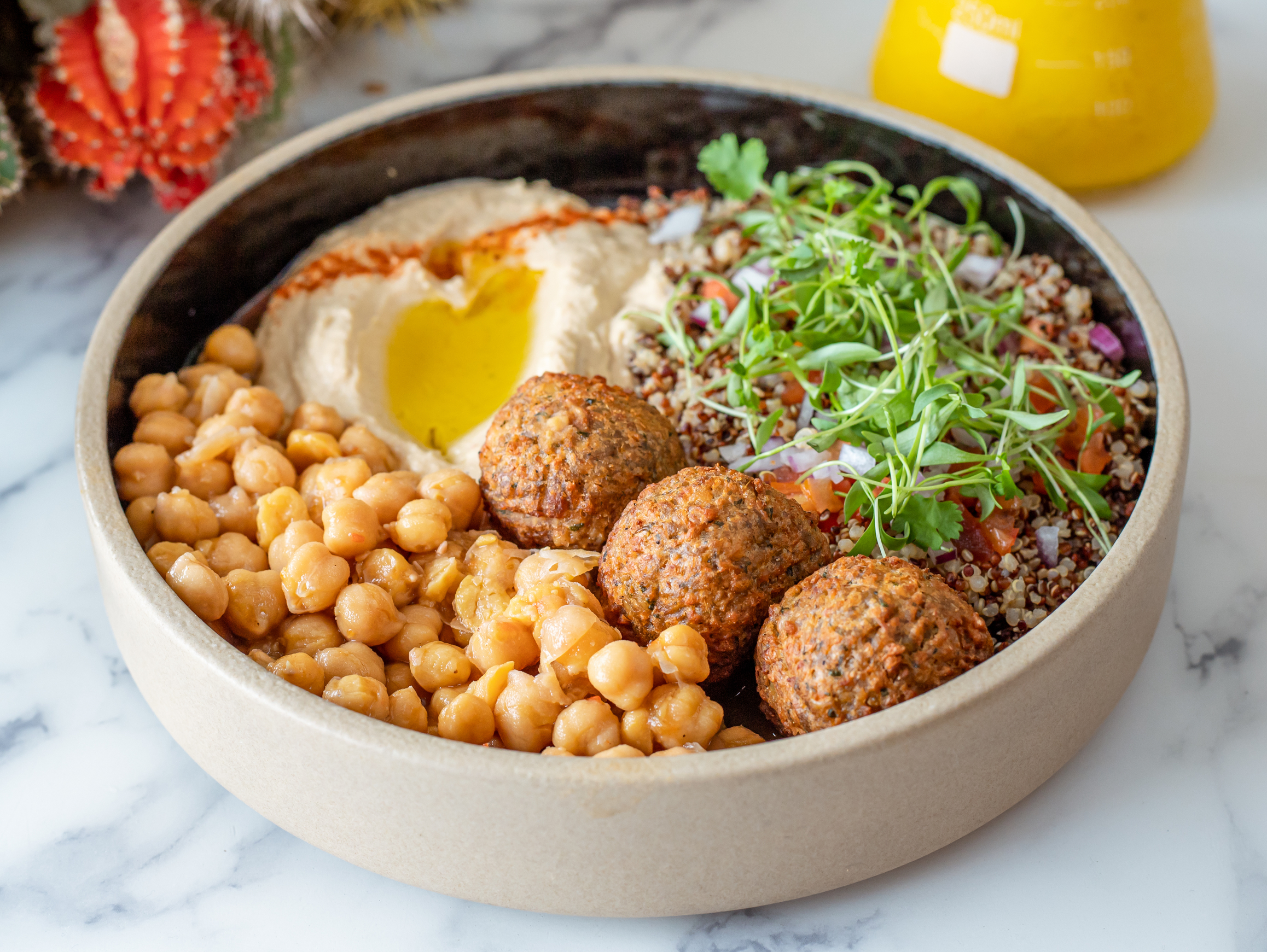 Cómo Preparar un Bowl de Falafel y Vegetales con Salsa Tahini – Fayad ...